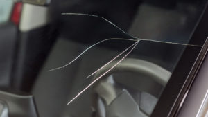 Tengo una raja en el parabrisas: cómo actuar - Cristalbox